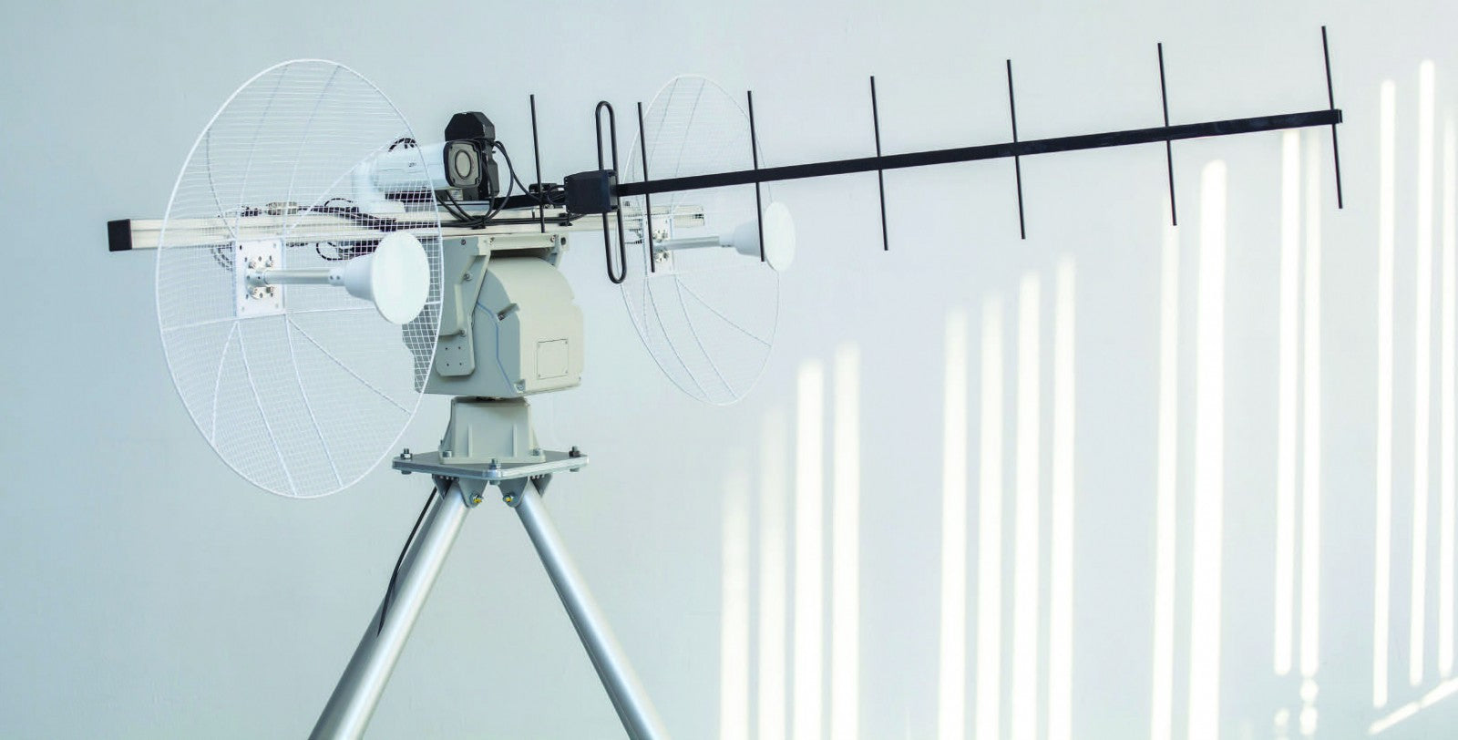 UAV TRACKING ANTENNA SYSTEM